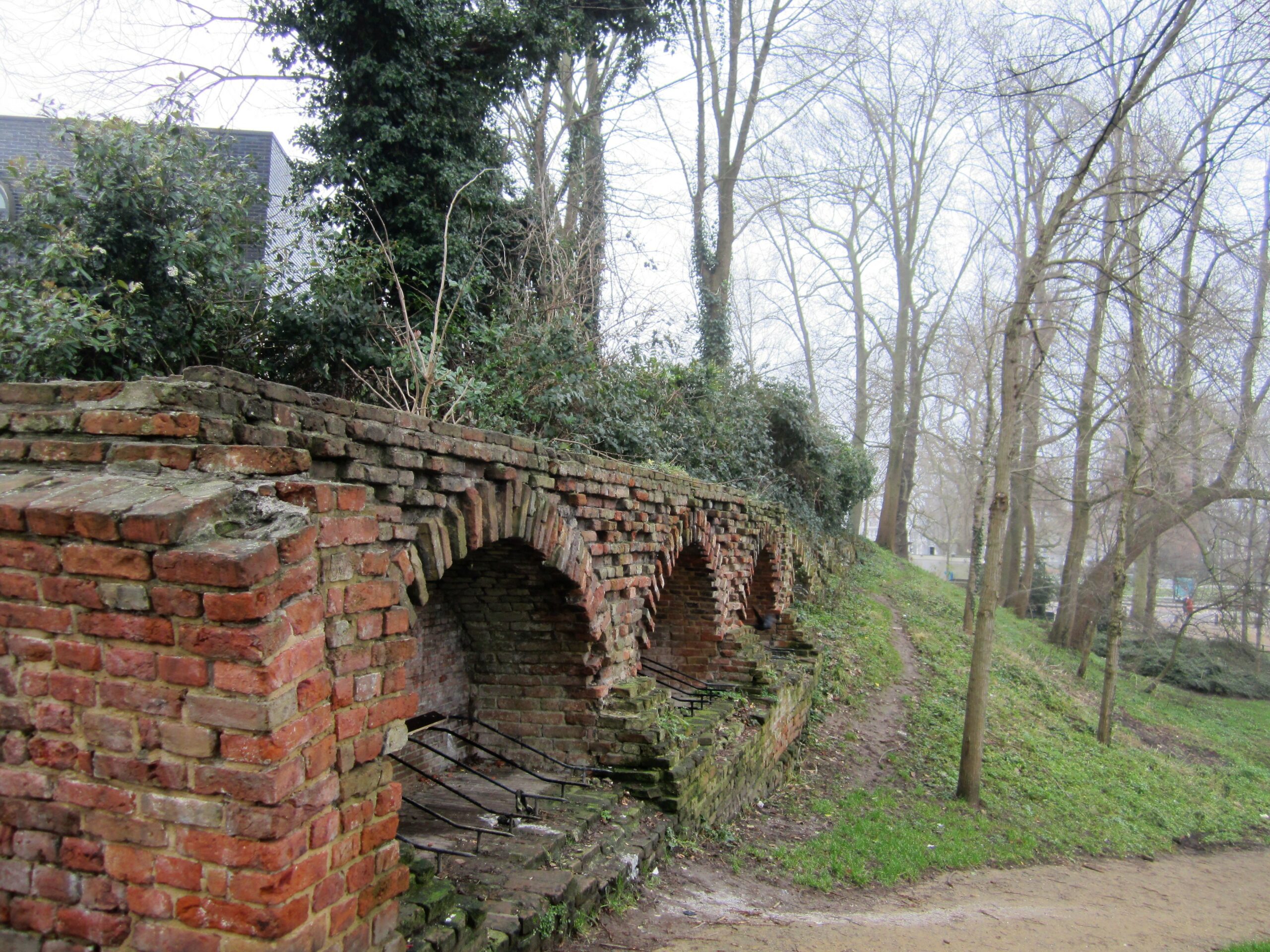 De ommuurde stad - Sargasso