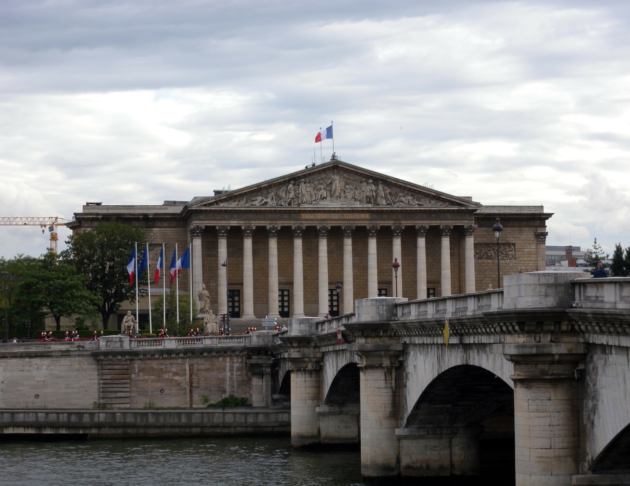 Franse regering passeert het parlement - Sargasso